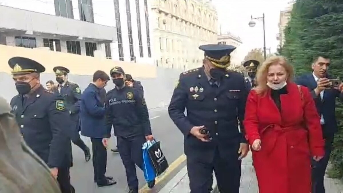 AXCP aksiya keçirən üzvünün saxlanıldığını, Daxili İşlər Nazirliyi isə ...