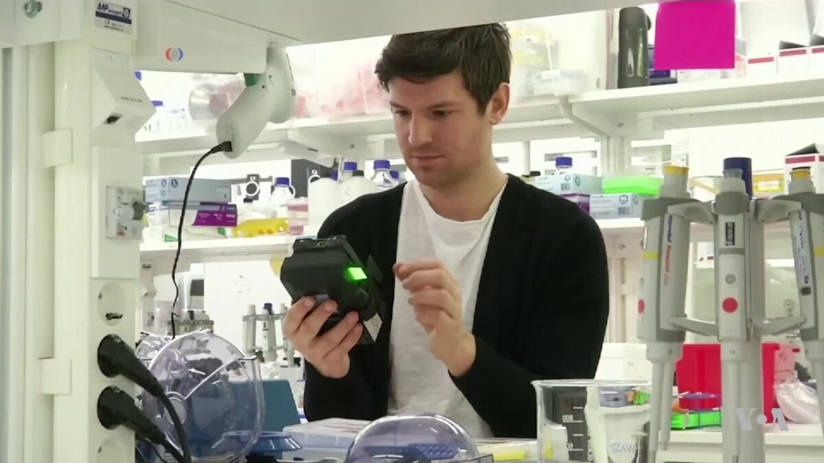 3-D-Printed Microscope Turns Smartphone into DNA Sequencer