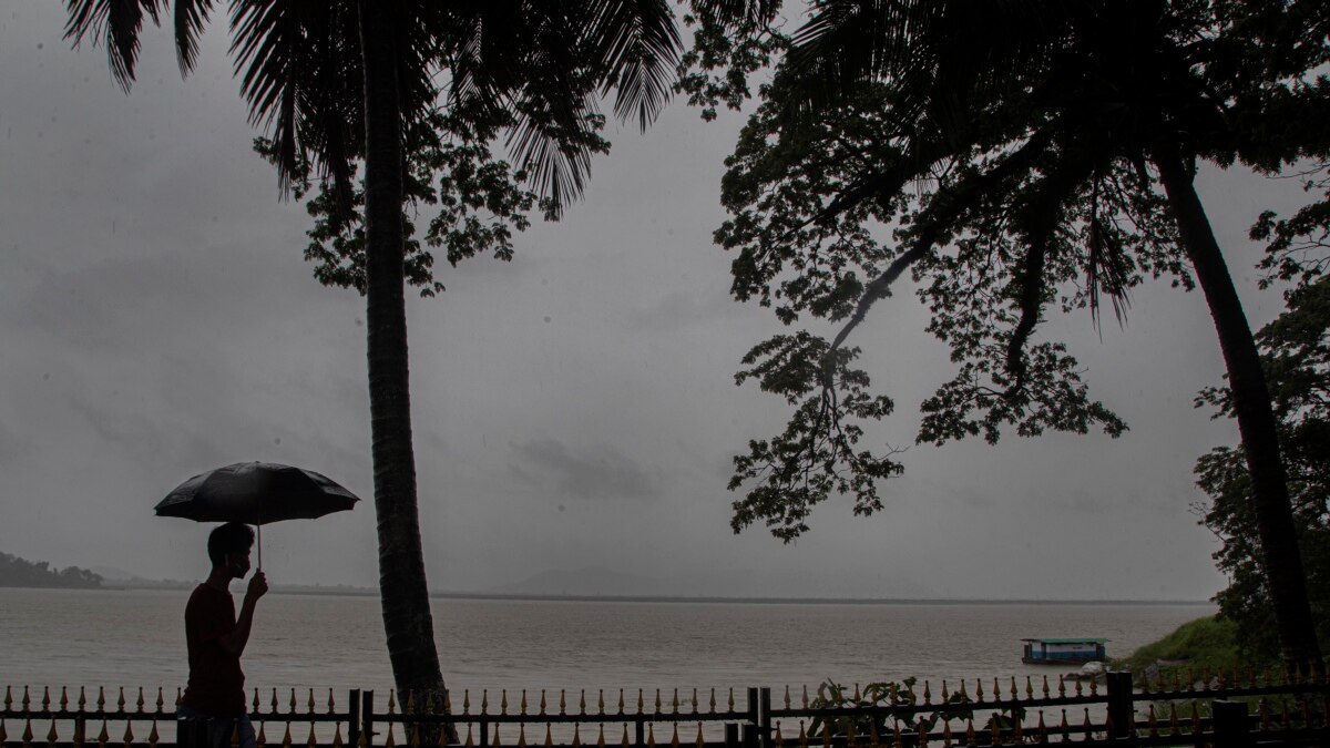 Cyclone Pummels India, Bangladesh Cyclone Pummels India, Bangladesh