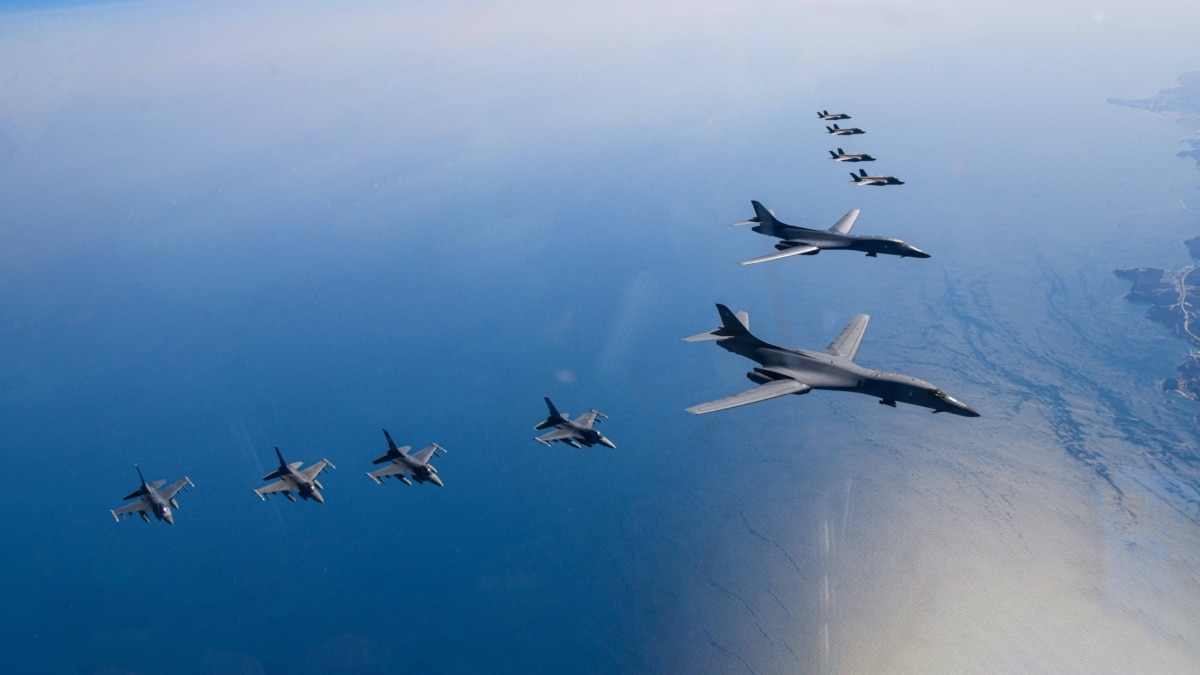 미 B-1B 전략폭격기 한반도 재전개...한국 F-35 전투기와 연합공중훈련