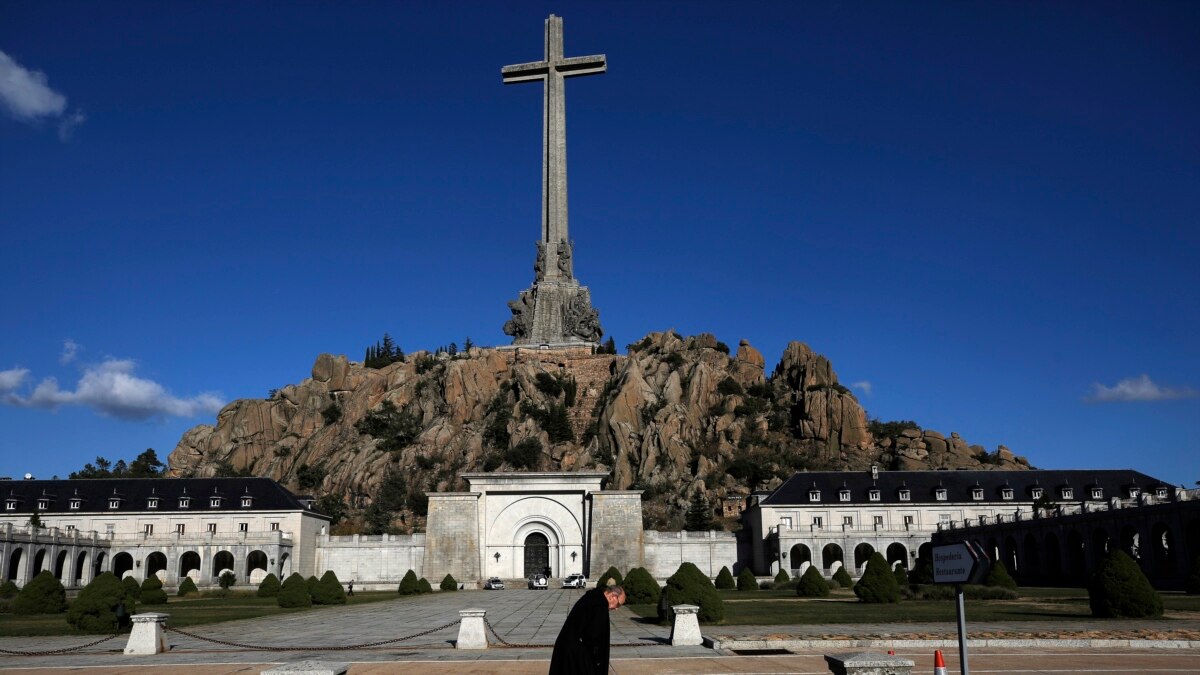 España saca de mausoleo al fundador de partido fascista la Falange