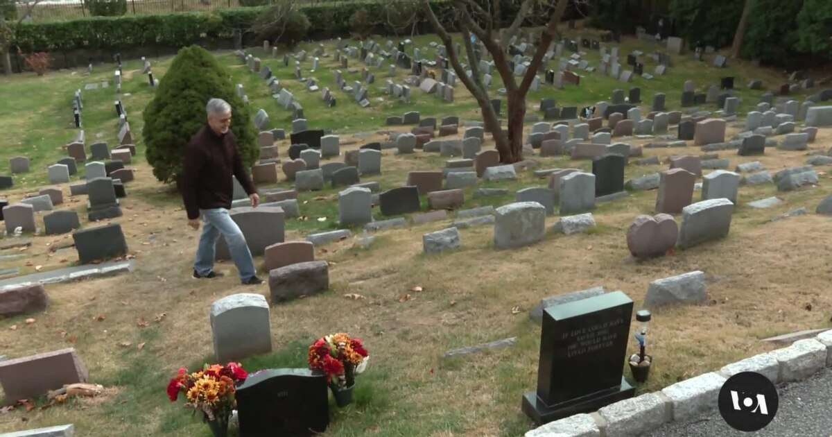 At America’s oldest pet cemetery, humans spend eternity with faithful ...