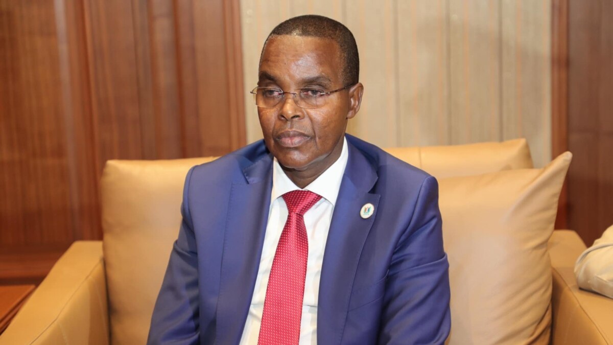 Cumar Filish oo xilalka ka qaaday afar guddoomiye degmo