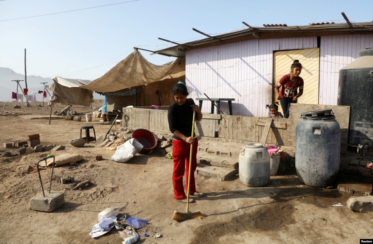 Peru Poverty Rate Dips in 2016 in First Test of Kuczynski's Goal