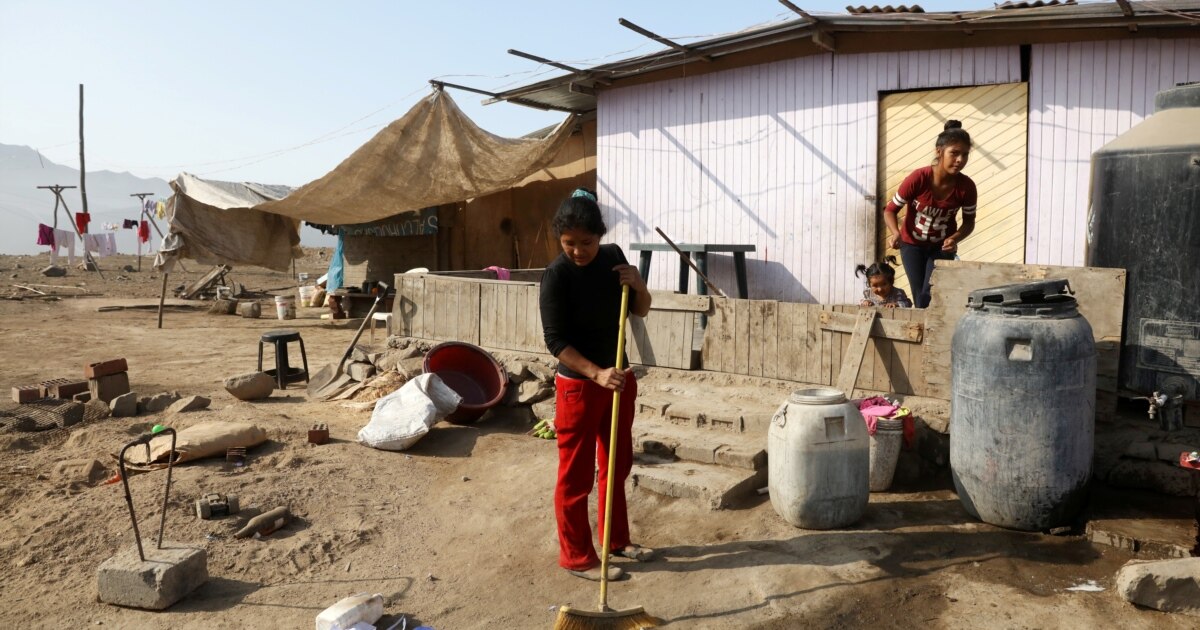 Peru Poverty Rate Dips in 2016 in First Test of Kuczynski's Goal