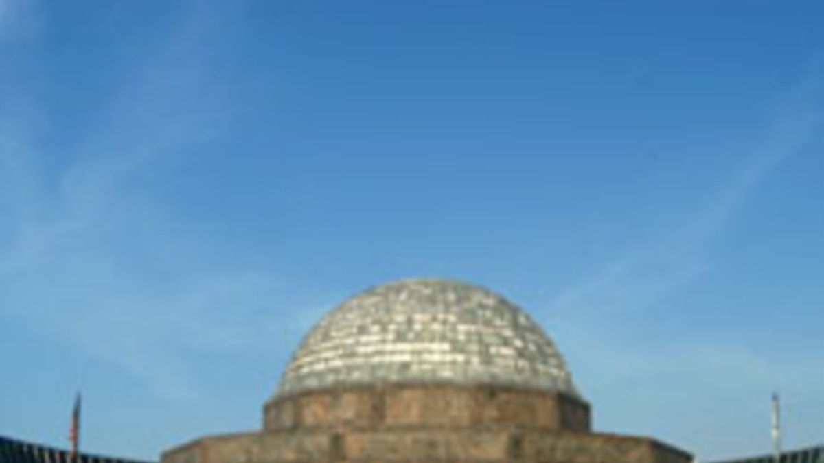 Planetariums Take Viewers on a Trip Through Space