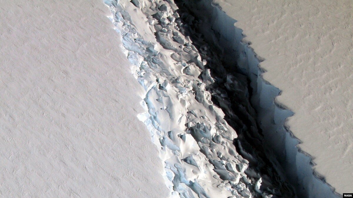 Giant Iceberg Breaks Off Antarctica