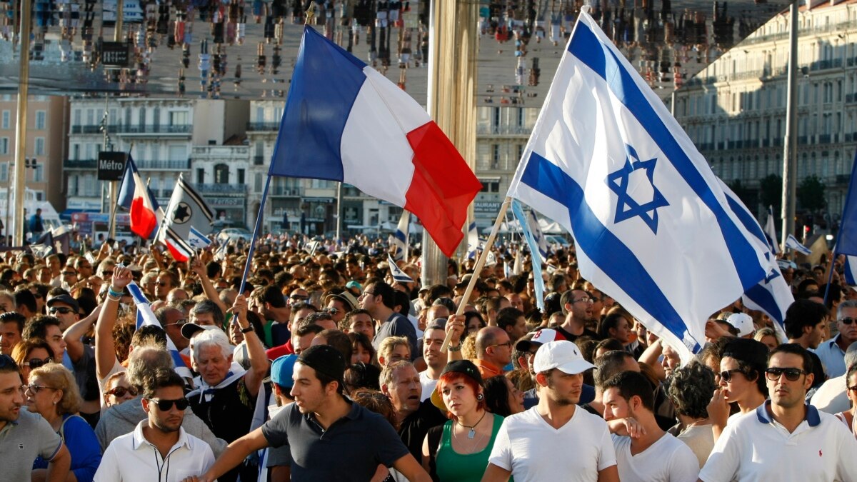France Mulls Banning Radical Jewish Group