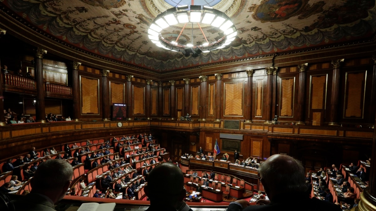 Italian Senate Cuts Short Vacation to Set No-Confidence Vote