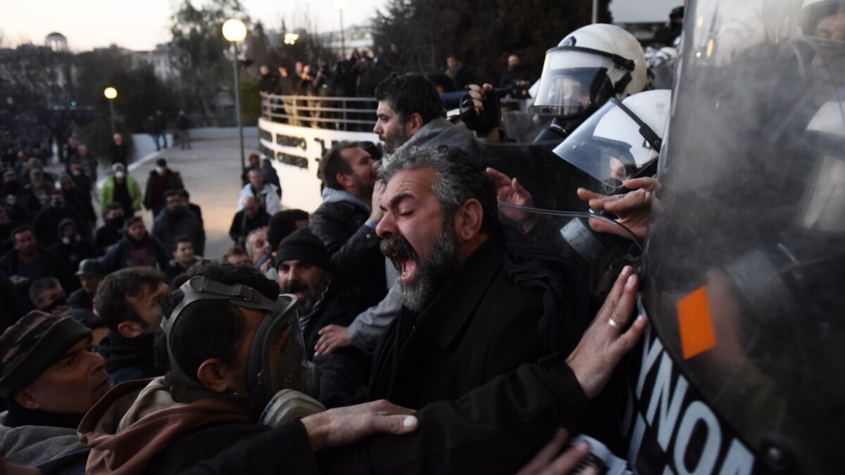 Greek Journalists Join Strikes Against Pension Reforms