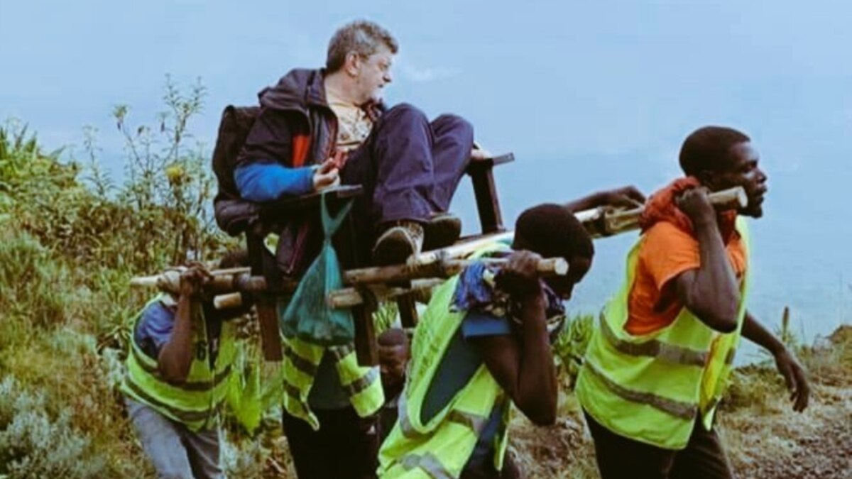 Foto ya touriste ya mondele amemami na tipoy ebendi nkanda