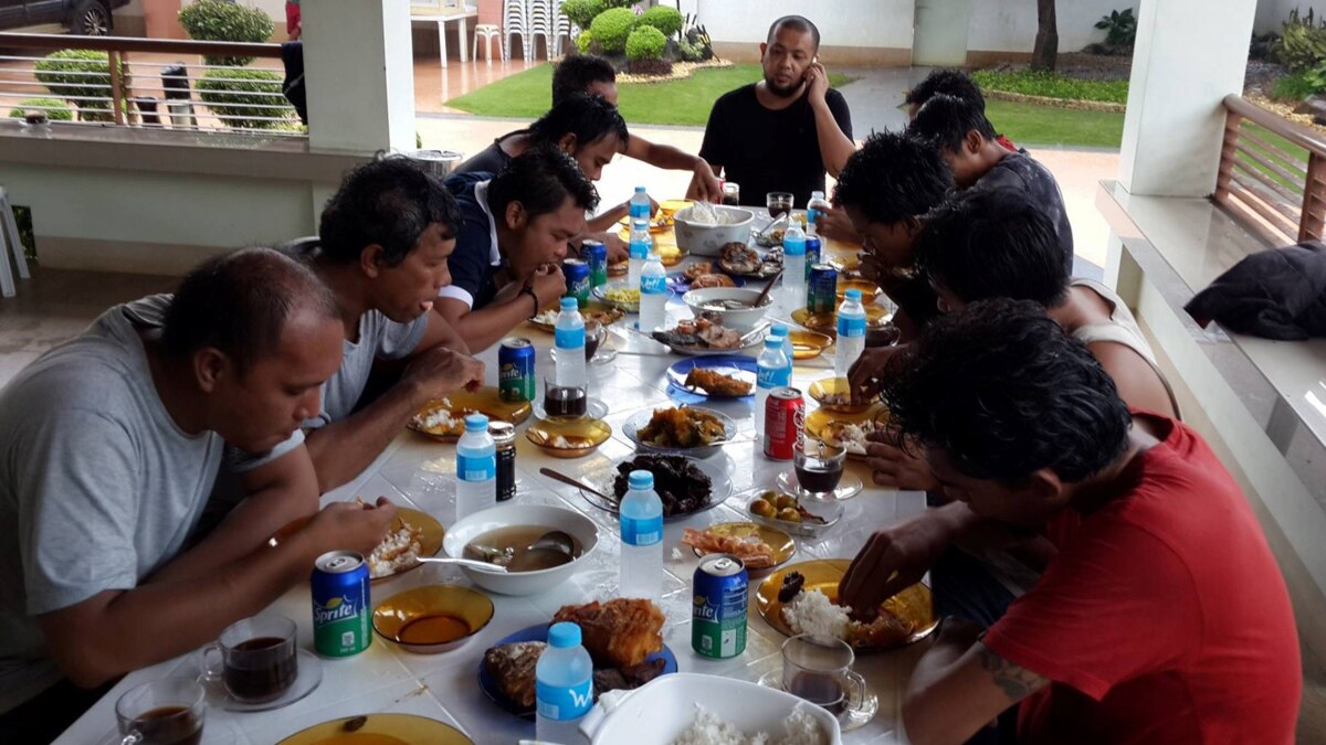 Piracy Prompts Shippers to Avoid Seas West of Philippines