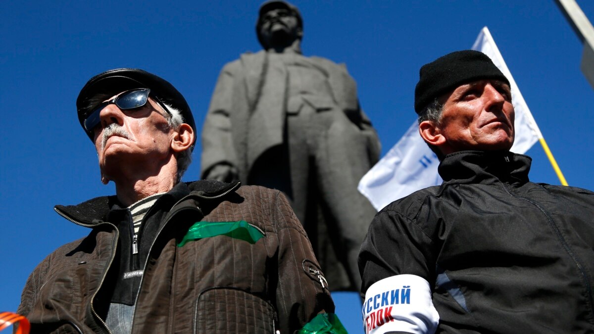 Pro-Russia Activists Set Up Checkpoints in Ukraine's Far East