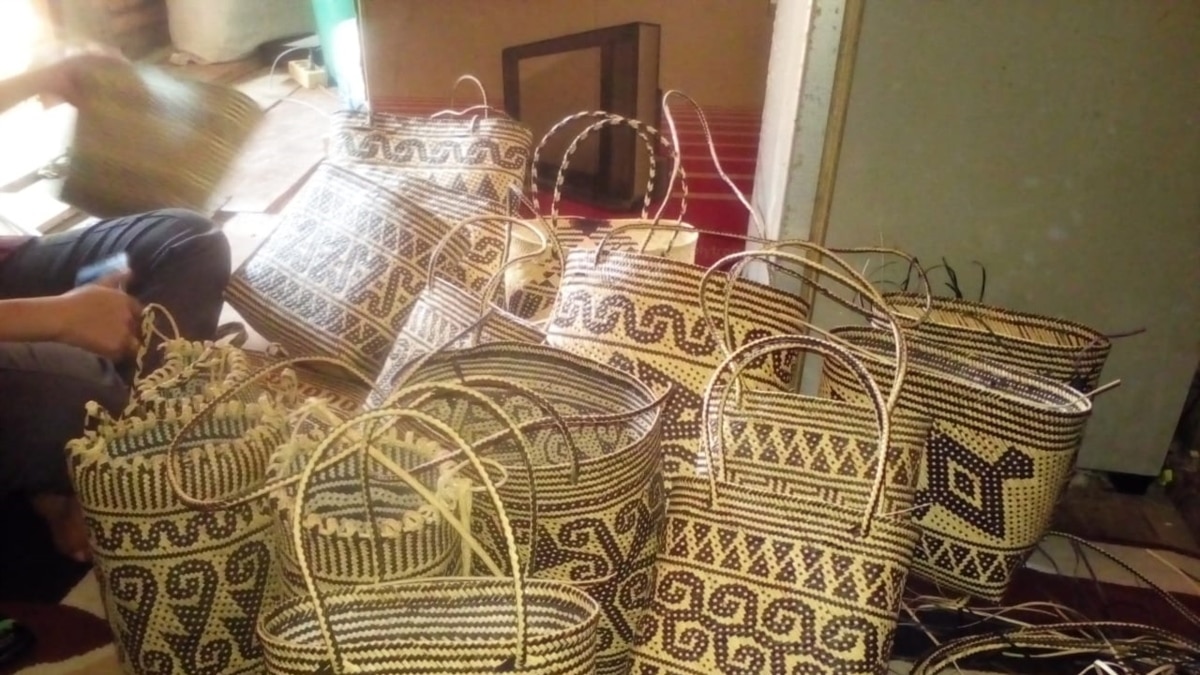 Perempuan Dayak Berusaha Lestarikan Anyaman Rotan