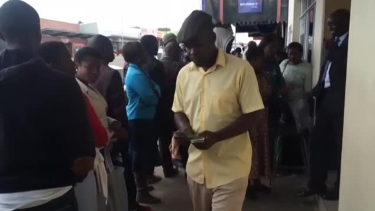 Long Bank Queues Continue in Zimbabwe