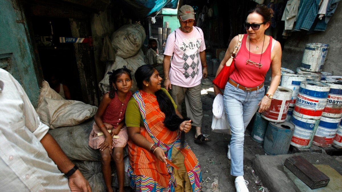 India's Tourism Industry Thrives on Largest Slum