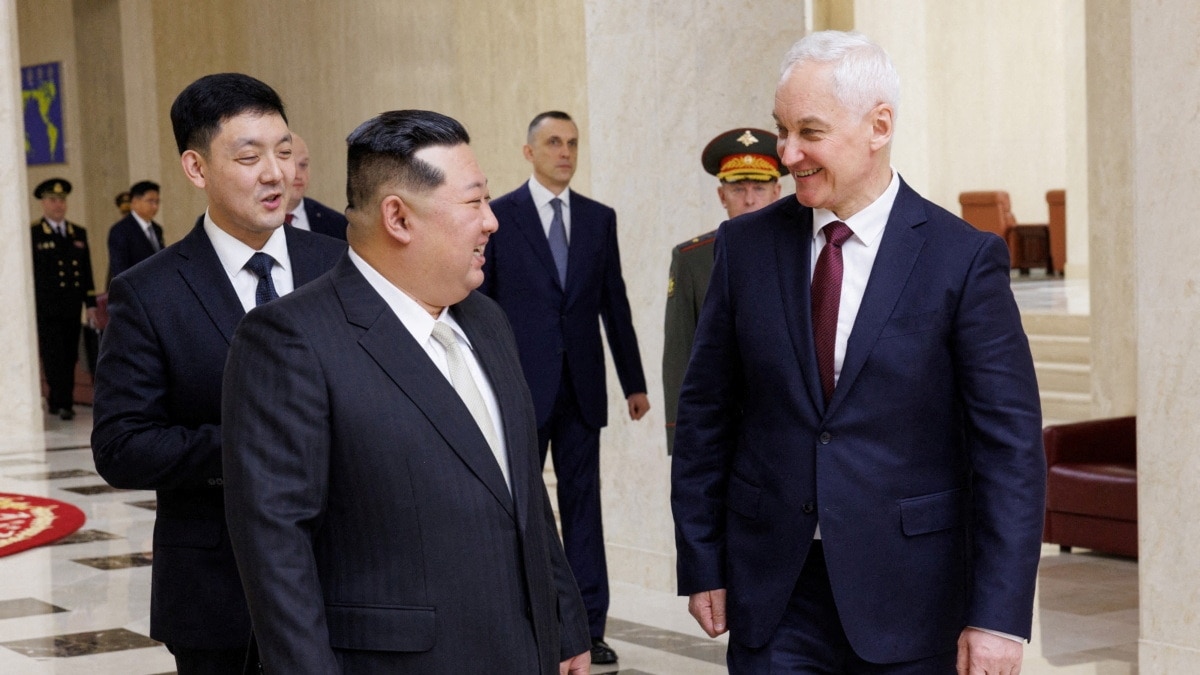 북한 김정은, 러 국방장관 접견…러우 전쟁 군사협력 강화·동맹관계 과시 다목적 행보