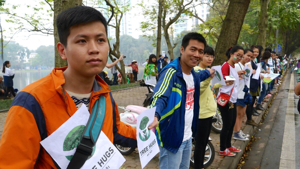 Hundreds in Hanoi Protest Tree Cutting