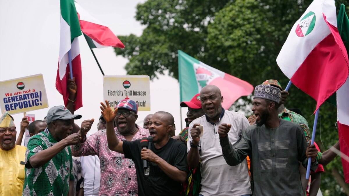 Nigeria’s Labor Congress signs minimum wage deal with government