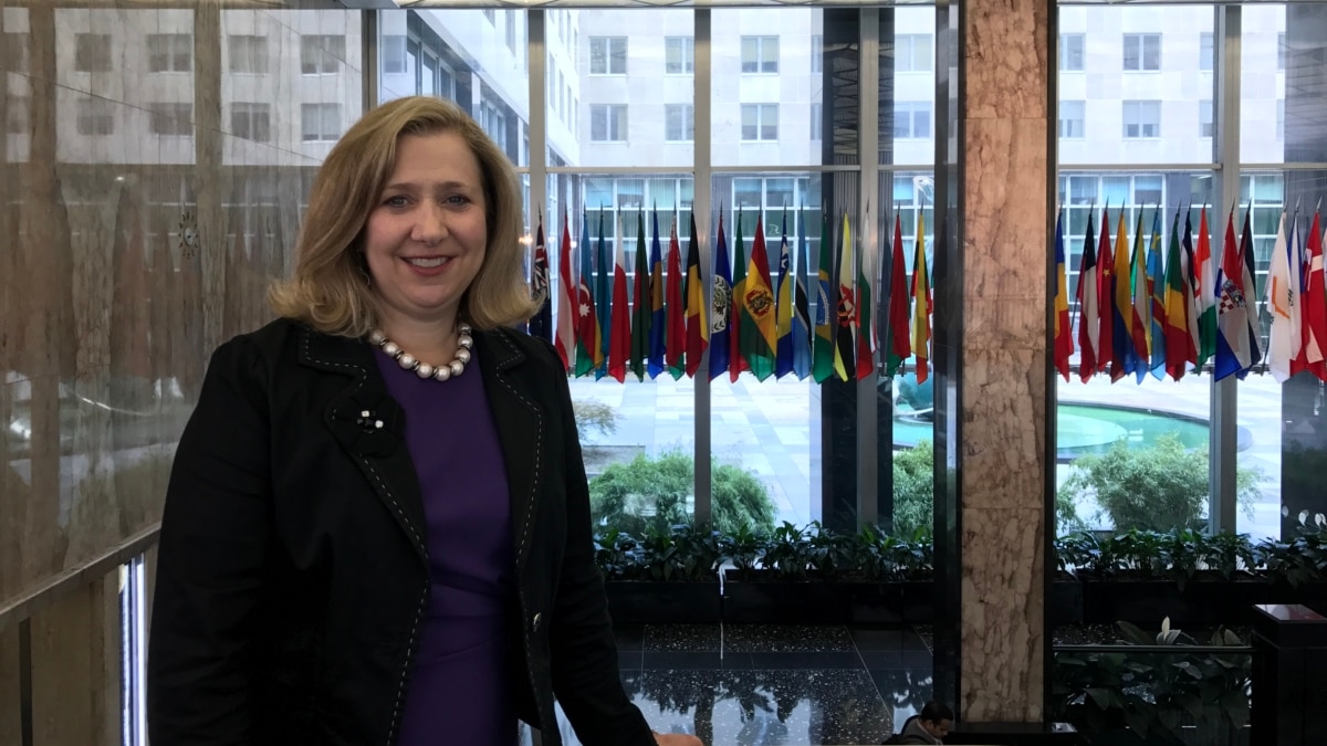 Embajadora Susan Coppedge dialoga sobre tráfico humano