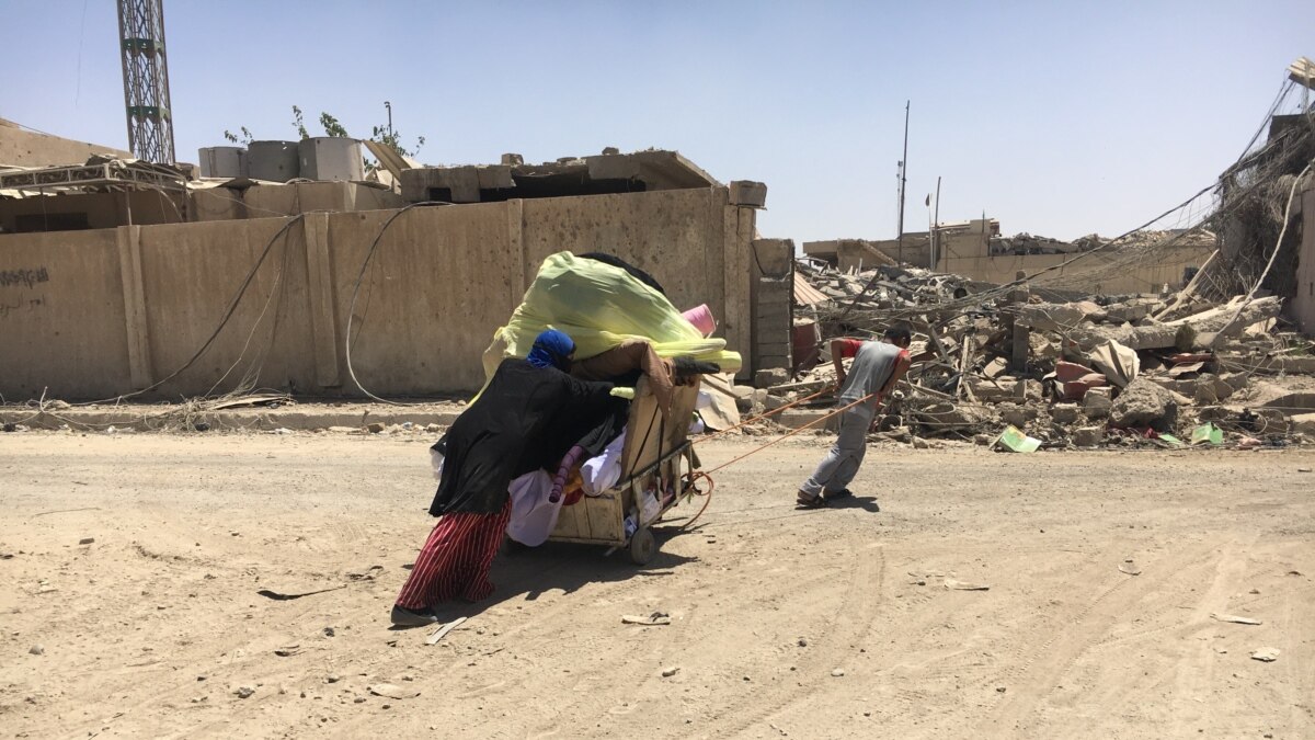 Mosul Civilians Flee Through Rubble as Iraqi Forces Pound Last IS Areas