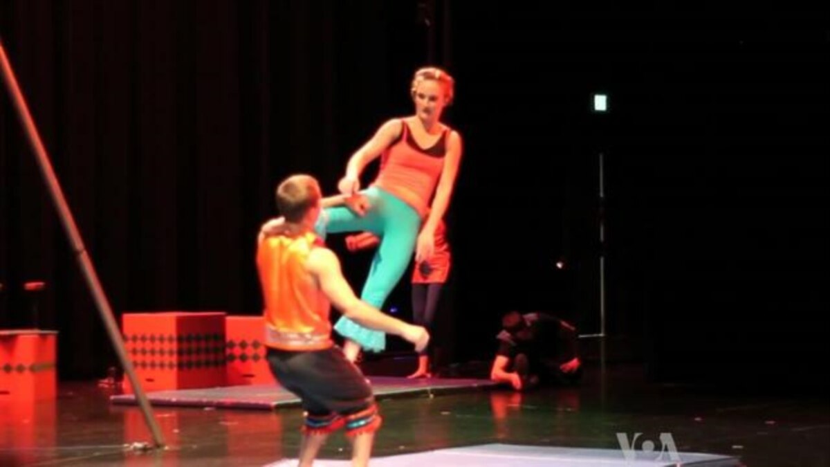 Scientist Circus Performers Make Physics Fun