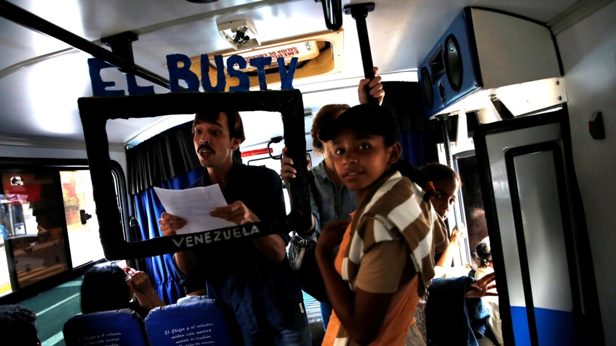 Venezuelan Journalists ‘Broadcast’ Live on Buses to Reach New Viewers