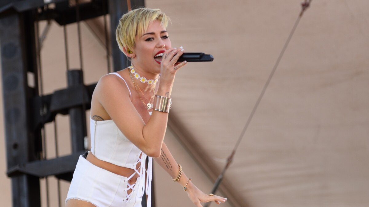 Miley Cyrus Duduki Posisi Teratas Billboard 200