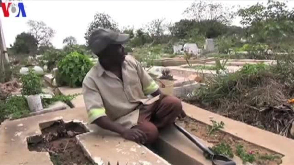 Levando a vida no cemitério: Reportagem sobre pobreza persistente em ...