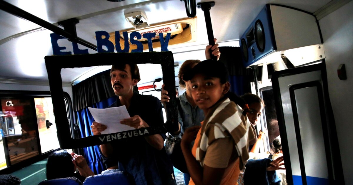 Venezuelan Journalists ‘Broadcast’ Live on Buses to Reach New Viewers
