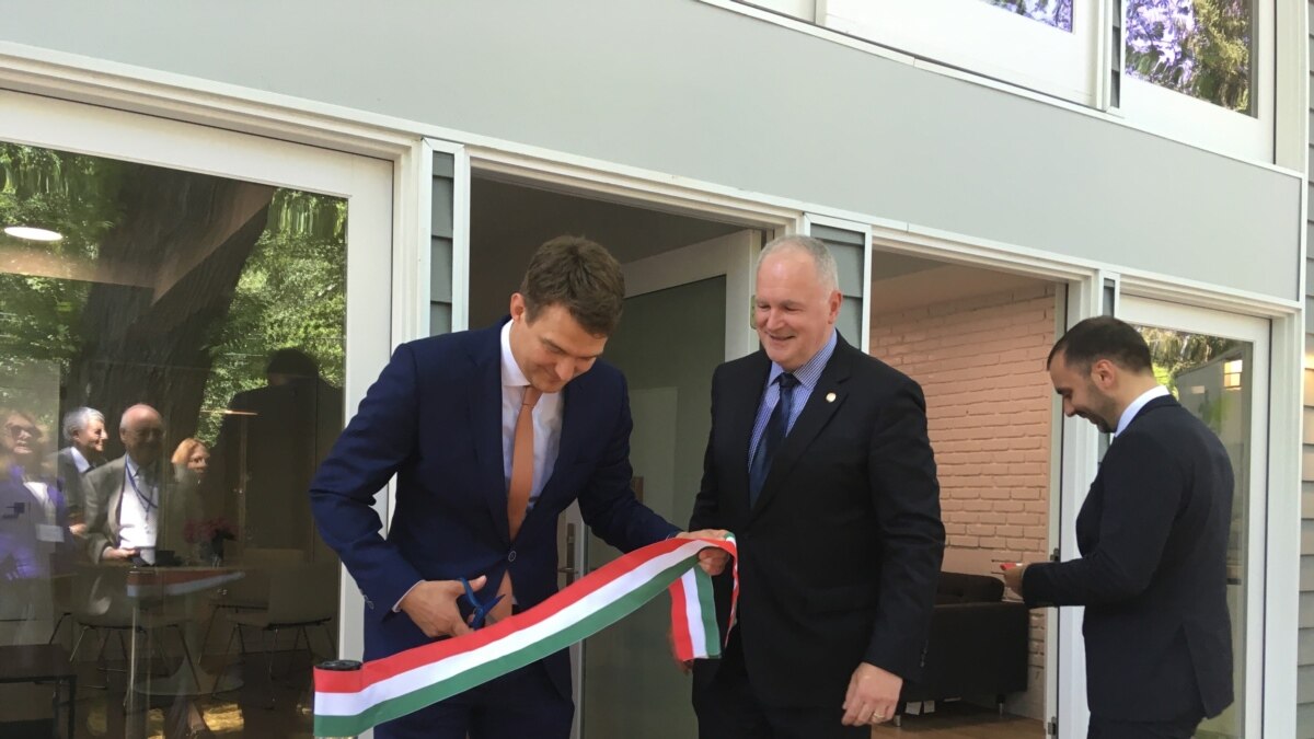 Hungary Aims to School its Entrepreneurs in American Ways