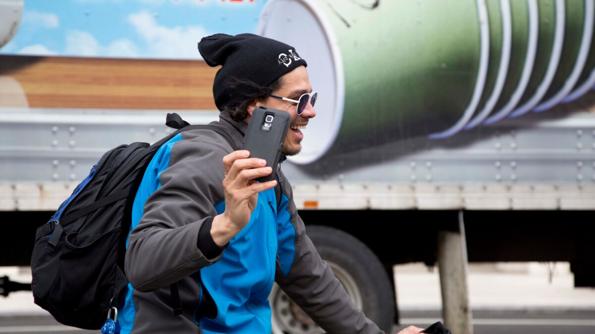 Phone-in-Cheek: Spike Seen in Cellphone-Linked Face Injuries