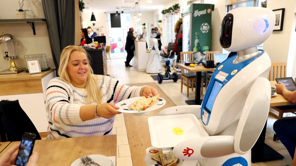 Los Angeles’ta Robot Garsonlar Los Angeles’ta Robot Garsonlar