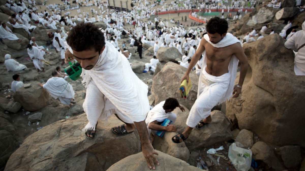 Miles de musulmanes llevan a cabo ritual de lapidación durante el Hajj