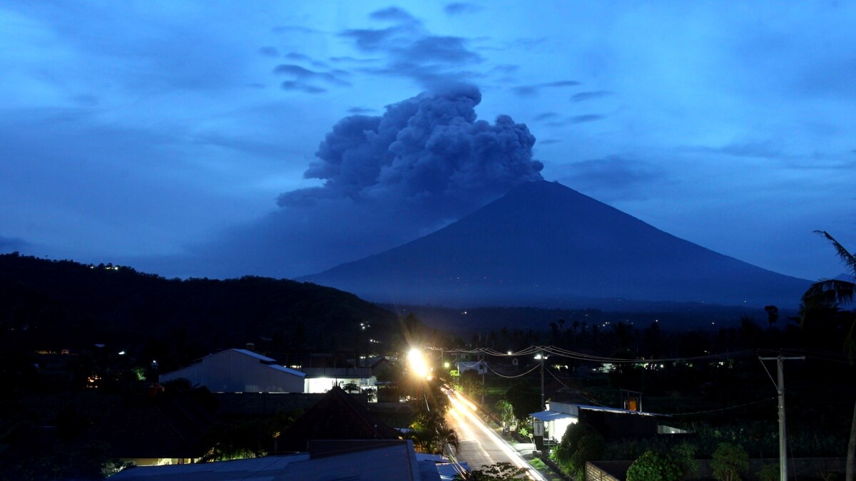 Volcano Threatens Bali's Tourism Industry