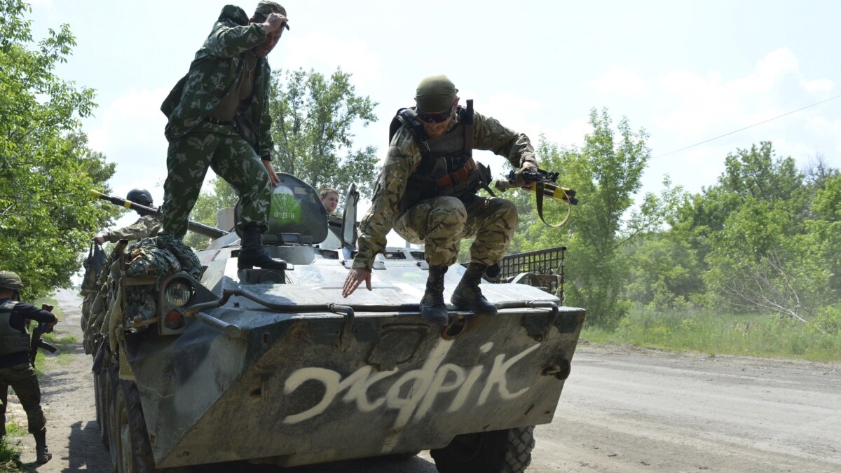 VOA Witnesses Troops on Move in E. Ukraine