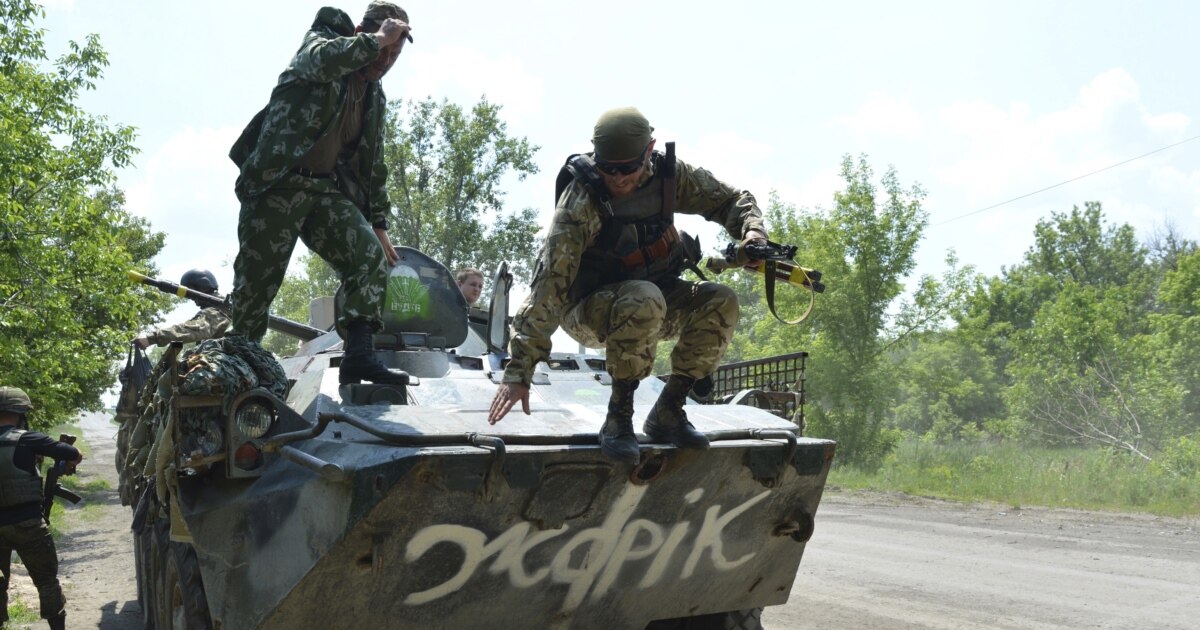 VOA Witnesses Troops on Move in E. Ukraine