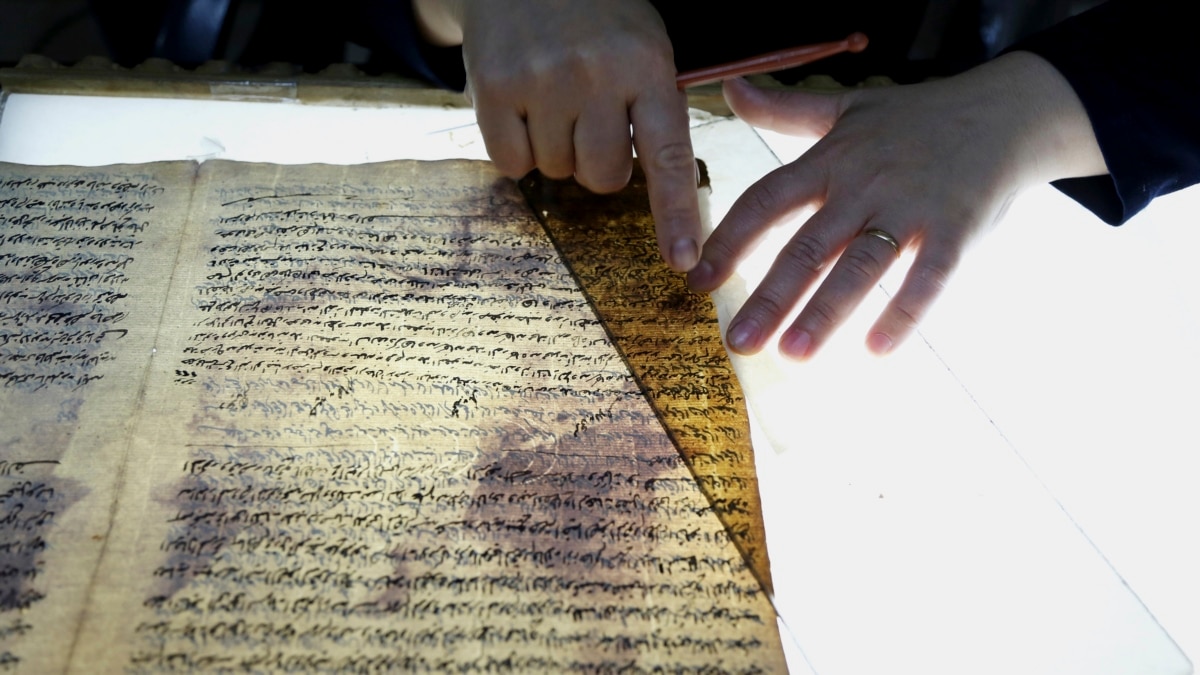 Facing IS Threat, Iraq Digitizes National Library