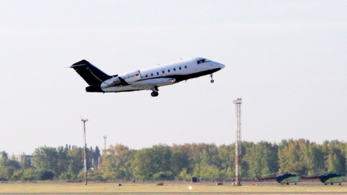 Plane with Russian Opposition Leader Departs for Germany