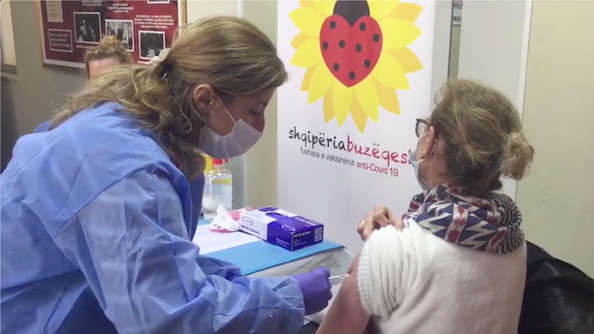 Shqipëri: Nis vaksinimi i mësuesve me Astra Zeneca