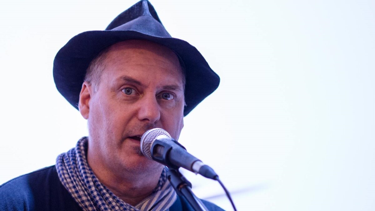 បទសម្ភាសន៍VOA៖ កវីជនជាតិអូស្ត្រាលីលោក Scott Bywater ...