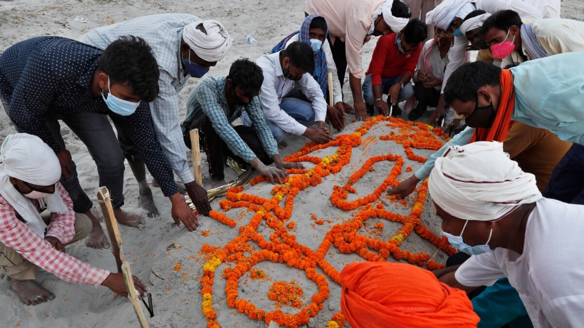 Hundreds of Bodies Found Buried along Indian Riverbanks