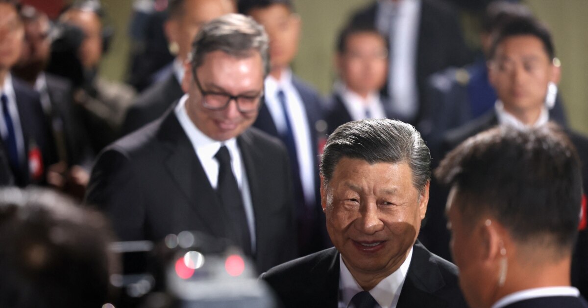 Presidenti kinez Xi Jinping mbërrin në Beograd, pritet nga Presidenti ...