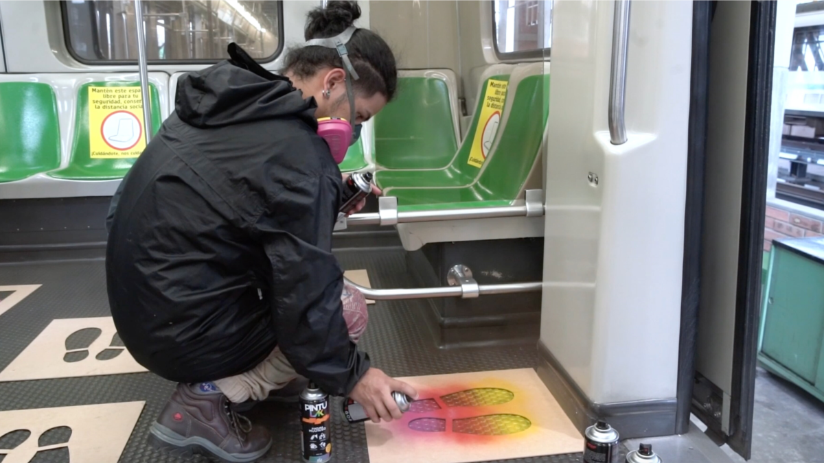 Grafiteros pintan señalización de bioseguridad en el metro de Medellín