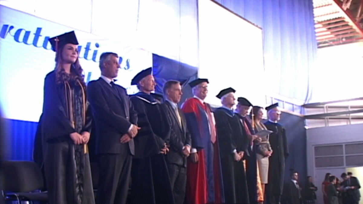 Kosovë: Ceremoni diplomimi në Universitetin Amerikan