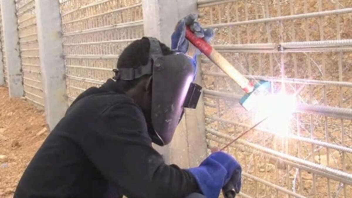 Israel Builds Fence Along Sinai Border