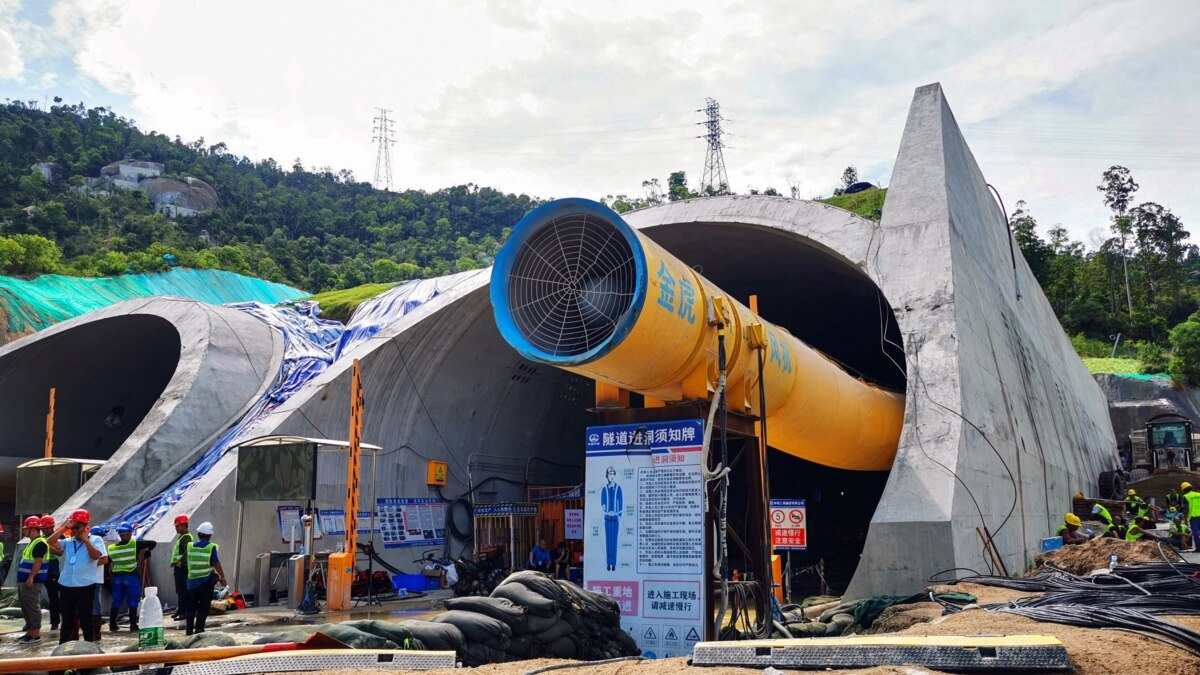 Divers Join Search for 14 People in Flooded Tunnel in China
