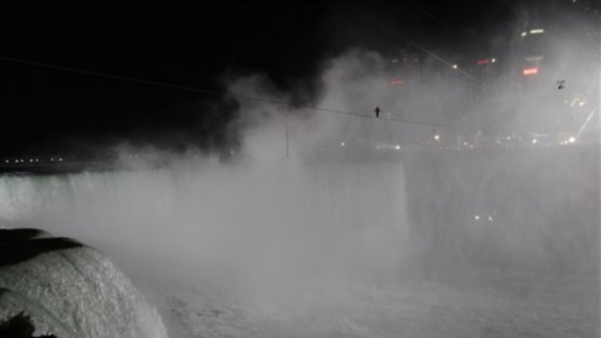 Seorang Anggota Akrobatik Udara AS Sukses Meniti Tali di Atas Air ...