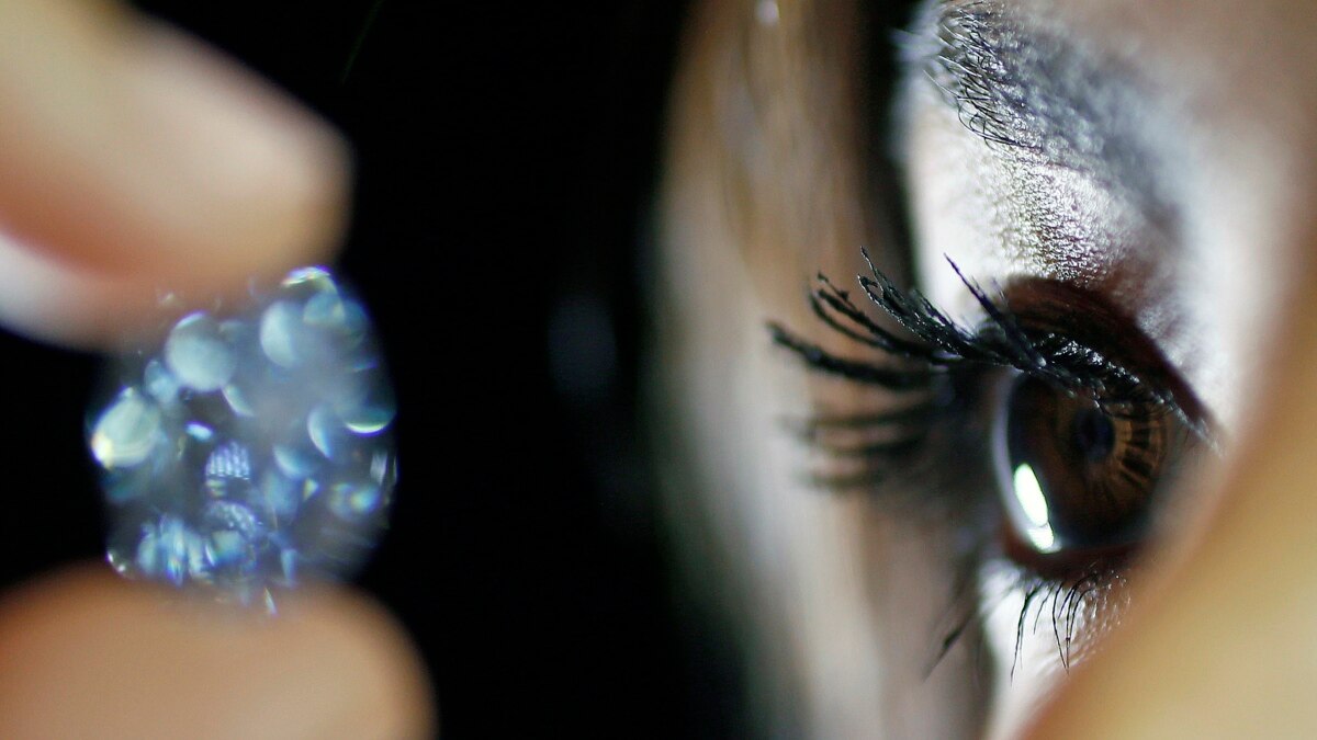 Berlian Biru Terbesar dan Langka akan Dilelang di Hong Kong