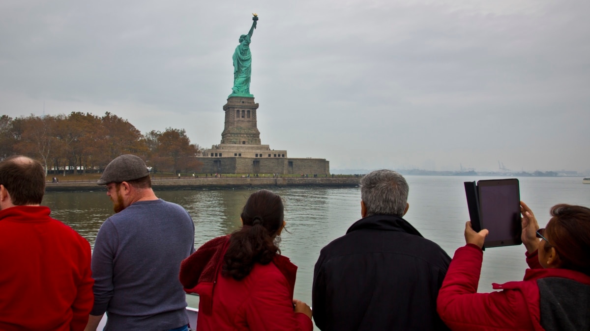 Foreign Visitors to US Fall Sharply From 2016
